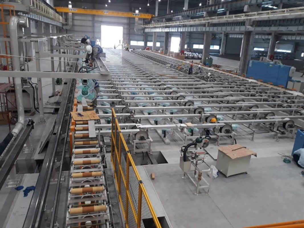 Installing and calibrating conveyor belt system at aluminium casting ...